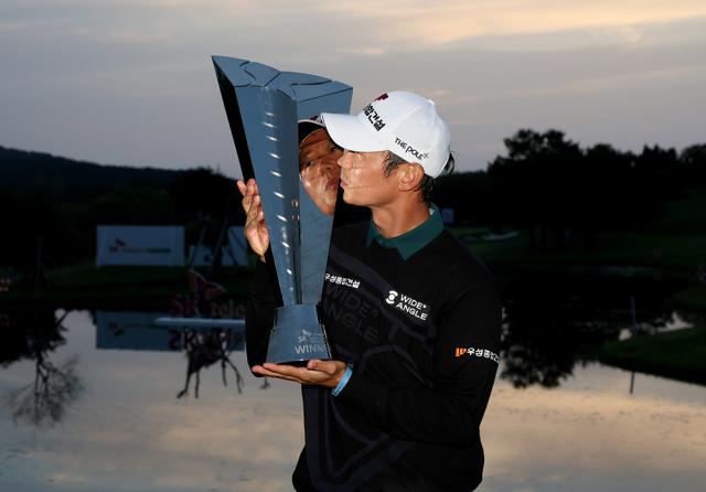 54홀 '핀크스 대전' 승자는 엄재웅···통산 3승째
