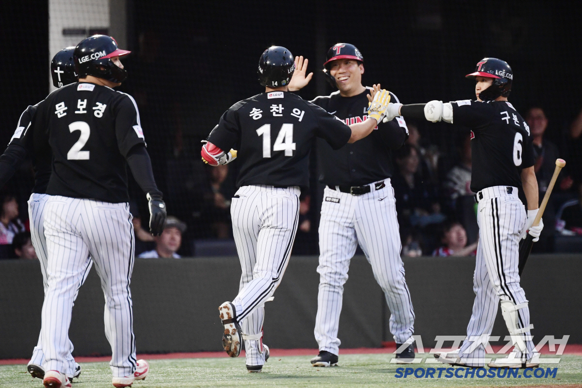 '매이닝 아슬아슬... 엘롯라시코다' 송찬의 첫 만루포 LG, 롯데 무서운 추격에도 17-9, 대승. 157km 윤성빈 9실점에 롯데 3위로[부산 리뷰]