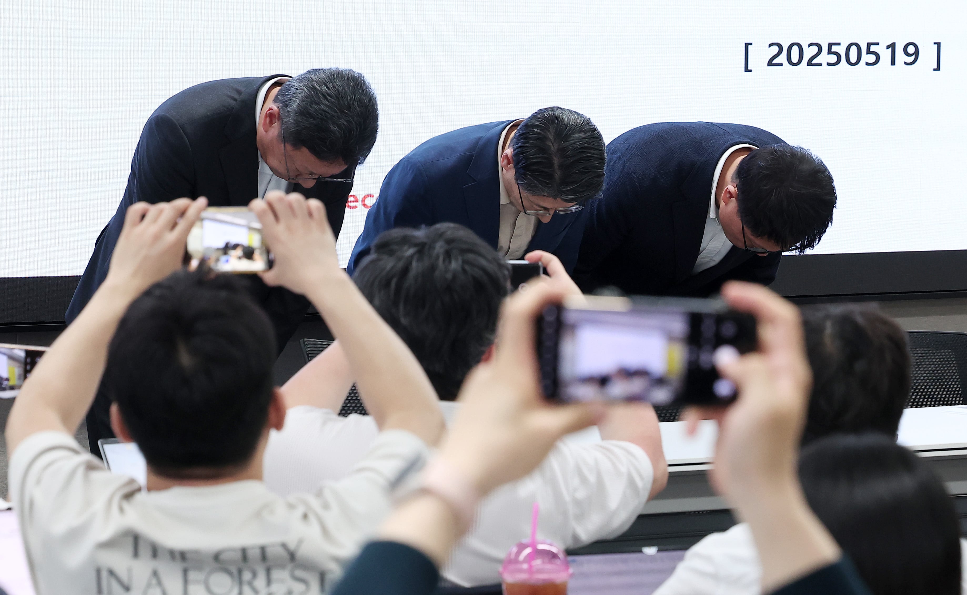 SKT, 3년간 악성코드 몰랐다… 정부 “정보 유출돼도 복제폰 불가능”