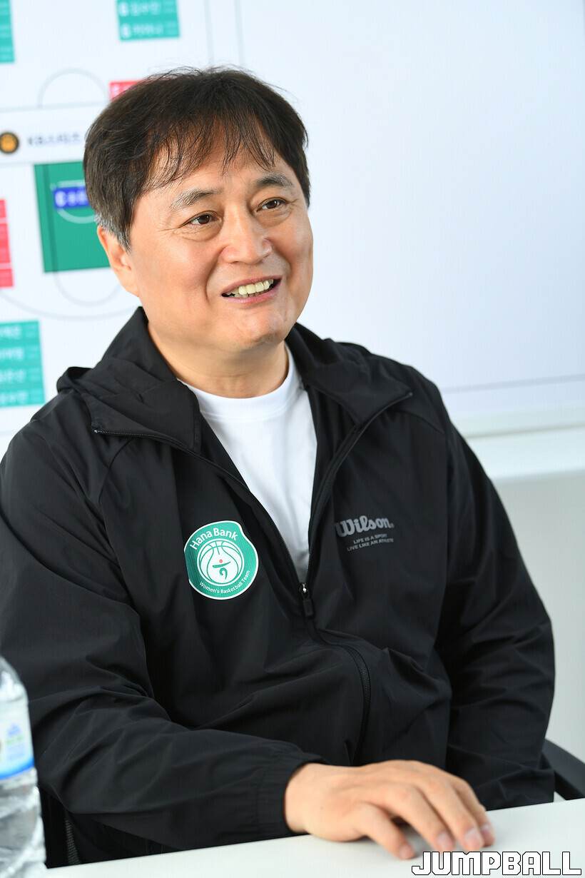 [매거진] “강한 훈련으로 변화 이끌 것” WKBL로 향한 KBL 우승 사령탑, 하나은행 이상범 감독
