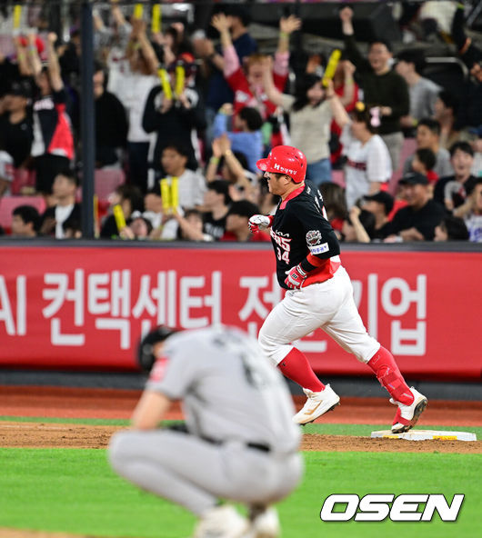 42세 최형우가 제일 잘 친다, 원상현 상대 추격의 투런포 폭발…역대 2호 18시즌 연속 10홈런 ‘-2’ [오!쎈 수원]