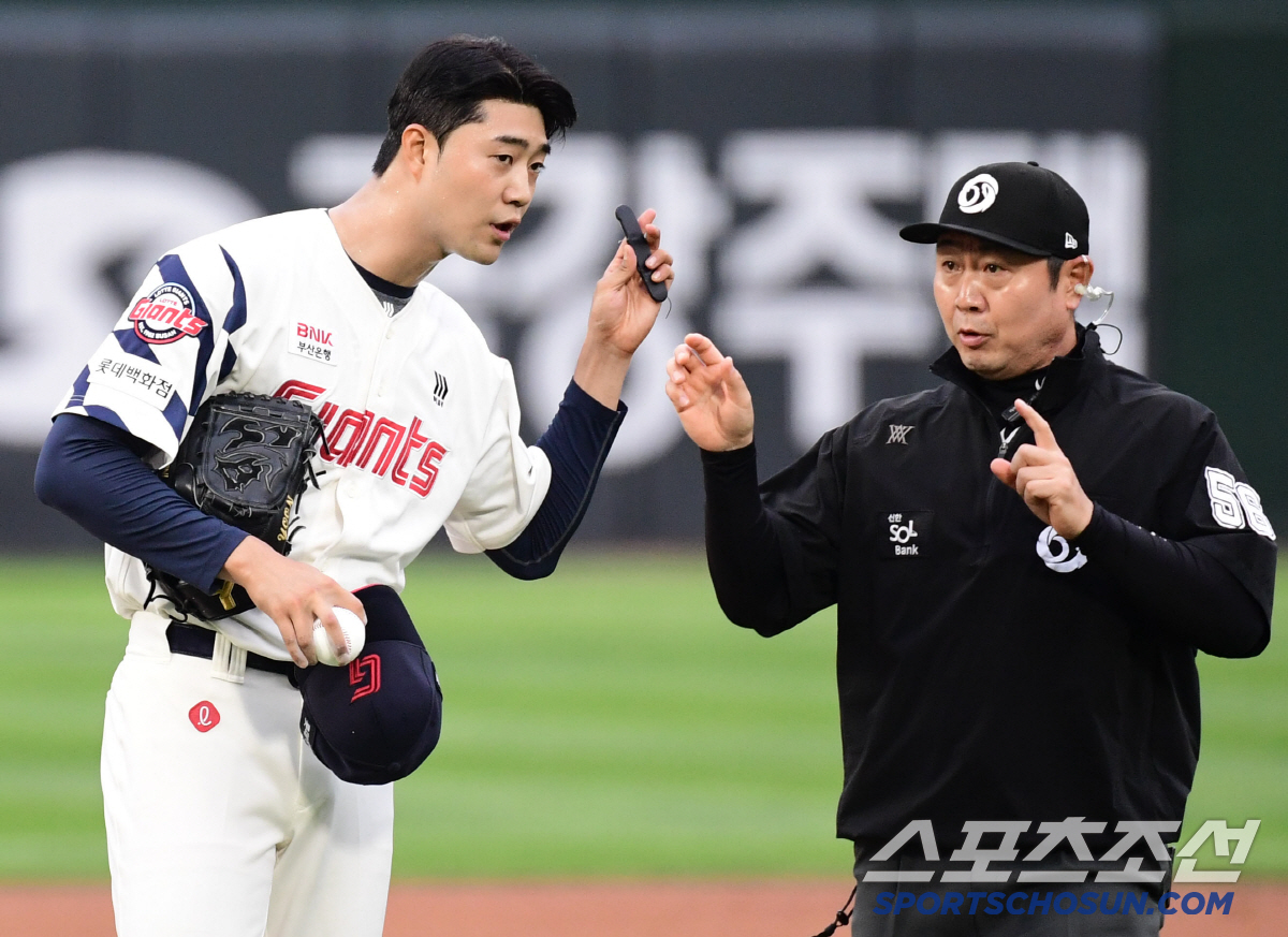 '하필 피치컴 장비가 거기서...' 9년차 아픈 손가락 윤성빈, 157km 뿌렸으나 긴장감 떨치지 못하고[부산현장]