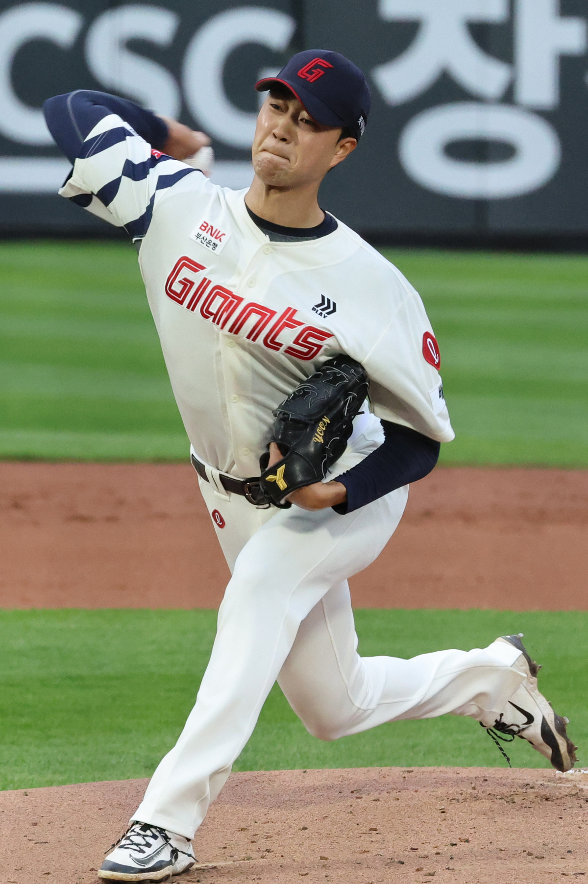 ‘포심 최고 구속이 157km을 찍으면 뭐하나, 스트라이크를 못 던지는데...’ 롯데의 ‘긁지 않은 복권’ 윤성빈, 고질병 제구 문제로 1이닝 9자책 ‘꽝’