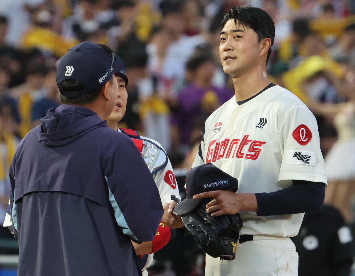 ‘포심 최고 구속이 157km을 찍으면 뭐하나, 스트라이크를 못 던지는데...’ 롯데의 ‘긁지 않은 복권’ 윤성빈, 고질병 제구 문제로 1이닝 9자책 ‘꽝’