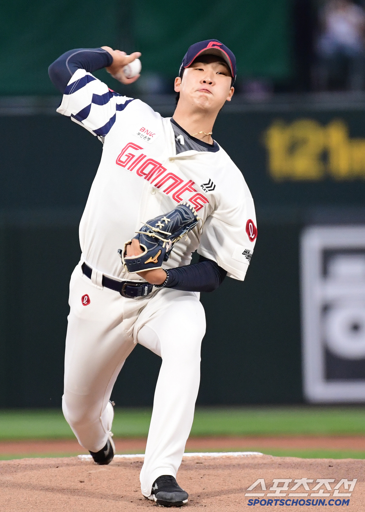'154㎞ 직구+143㎞ 슬라이더' 투피치로 충분. 22년 1차 이민석 5이닝 4실점, 첫 선발승 눈 앞[부산 현장]