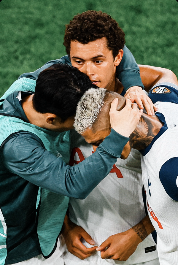 [uel.review] ‘캡틴’ 손흥민 드디어 우승했습니다…‘존슨 선제골’ 토트넘, 맨유에 1-0 승→17년 만 ‘감격 우승’