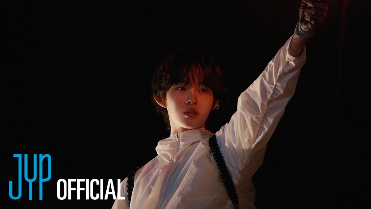 '첫 컴백 D-4' JYP 신예 킥플립, 압도적 퍼포먼스..신곡 'FREEZE' MV 티저
