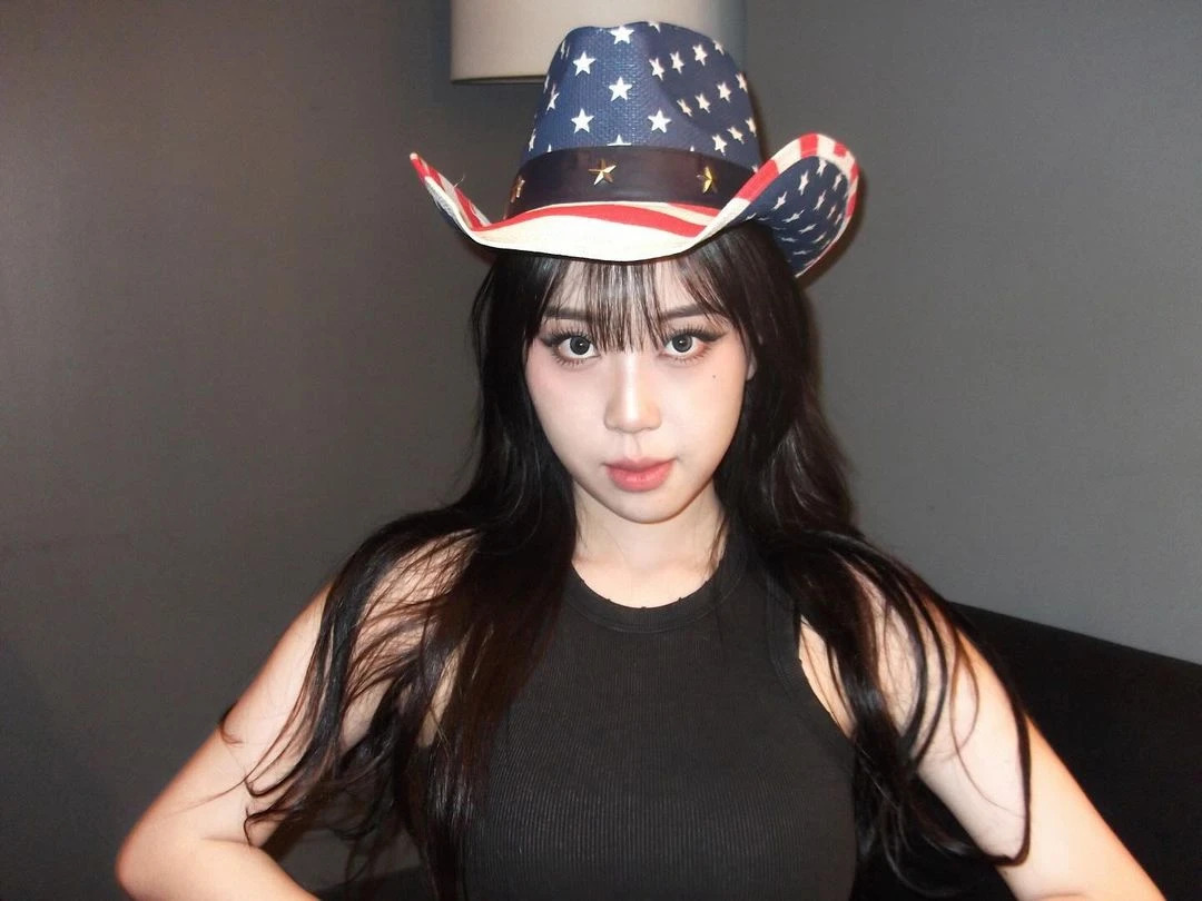 2002년생인데 너무 성숙해 보여서 "40살로 오해 받는다는" 20대 여가수 | 나도 알고 너도 알고