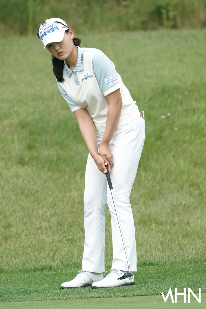 제13회 E1 채리티 오픈 | [mhn포토] 최예본, 그린 엣지에서 버디 퍼트