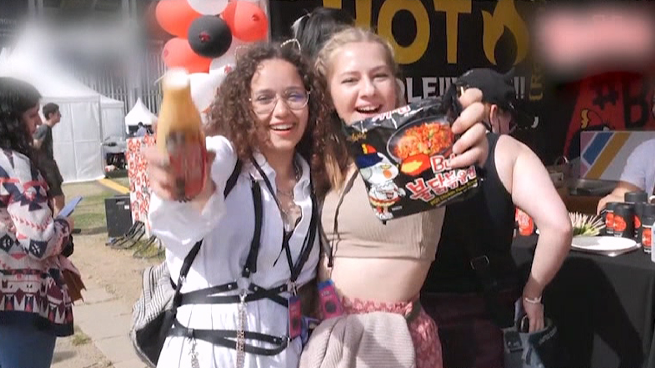 '불닭볶음면 파워'?…전세계 열풍에 '황제'가 된 K-라면 [이주엔 머니]