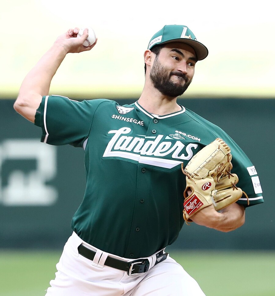 손주영 개인 최다 11K로 염경엽에 통산 600승 선물! 박해민 발야구, 오스틴 홈런까지 더했다… LG, SSG 꺾고 선두 질주 [인천 게임노트]