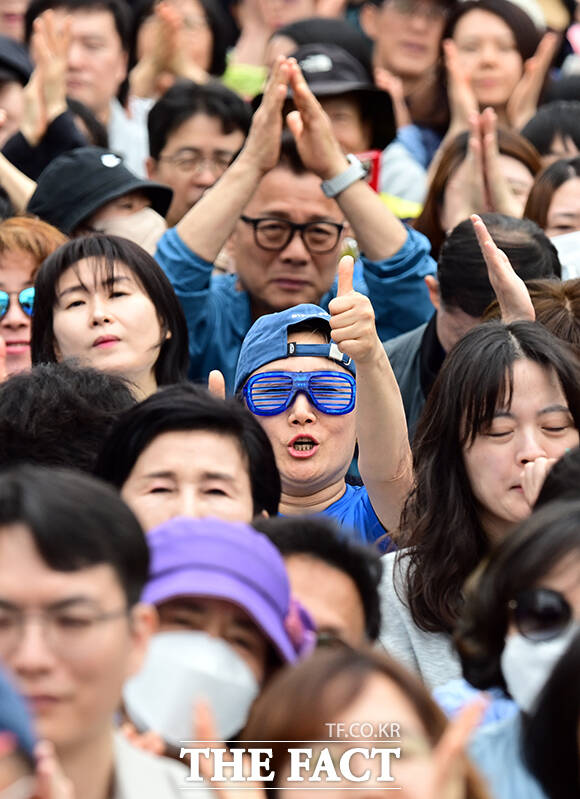 '이재명 안양 유세' 엄지 치켜든 지지자 [포토]