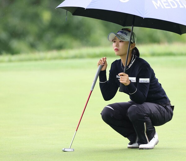 그린을 파악하는 선두 이채은2 프로 [KLPGA E1채리티오픈]