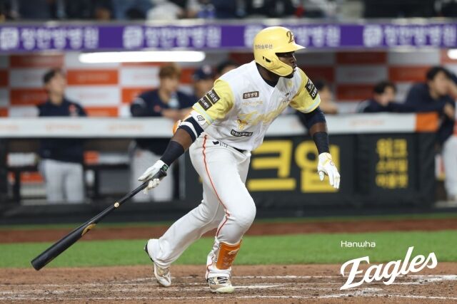 '10G 타율 .111' 노시환 23일 만에 넘겼다, 한현희 상대 스리런홈런 폭발…플로리얼 KBO 데뷔 첫 연이틀 홈런 [MD대전]