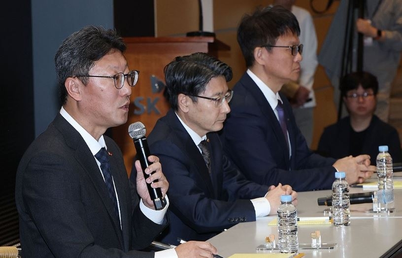 갤 S25·아이폰 16 지원금 상향…SKT “최소한 방어 대응”