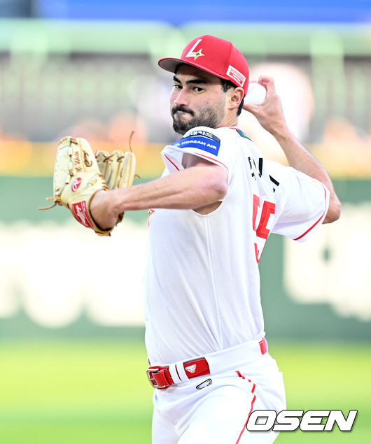 “구위만 보면 폰세 이상” 적장도 칭찬한 특급 외인투수, WBC 韓 대표팀 승선? 류지현 감독도 주시한다