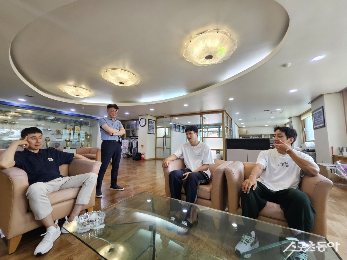 ‘형제가 뭉쳤다’ FA 최대어 허훈, ‘5년·첫해 보수총액 8억원’에 KCC행…선택 배경은 ①우승 가능성·②허웅·③허재