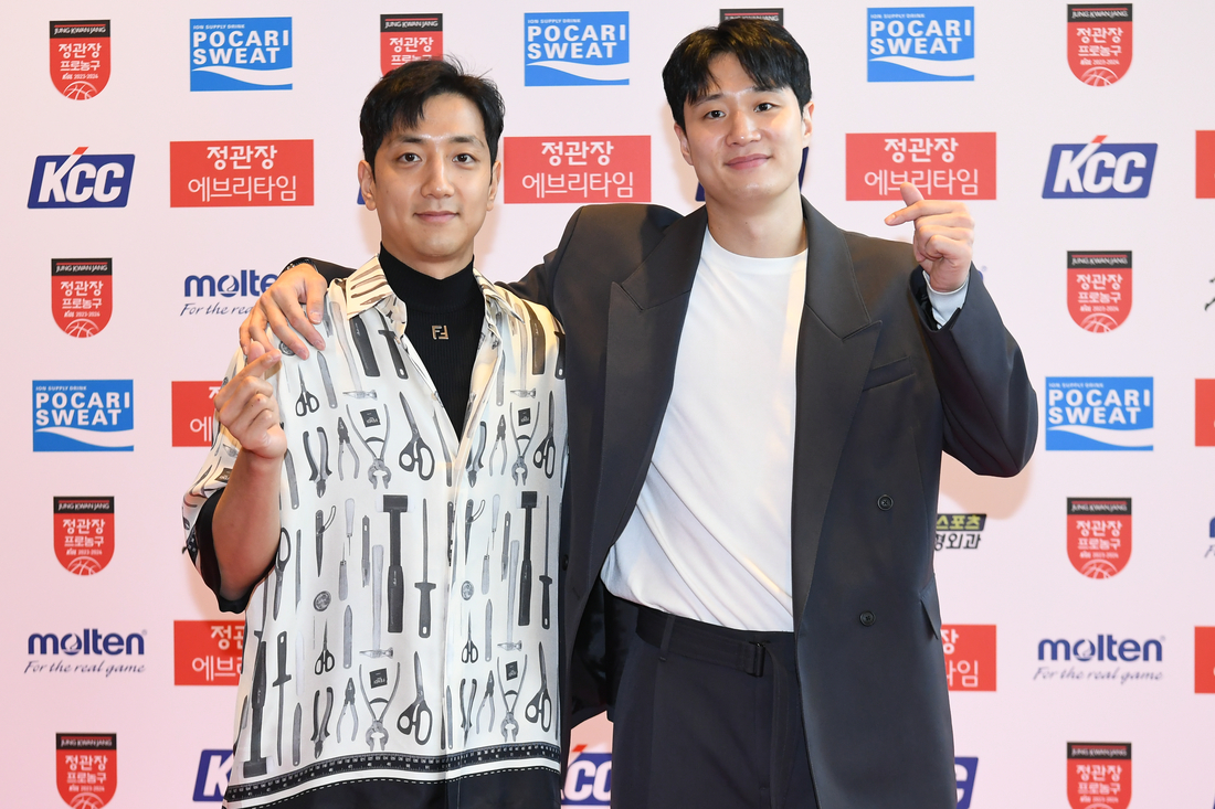 형 허웅과 11년 만에 한솥밥 먹게 된 ‘FA 최대어’ 허훈···KCC, 5년·보수총액 8억원에 허훈 영입, ‘역대급’ 슈퍼팀 구축[오피셜]