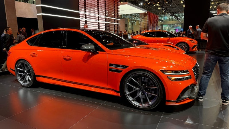 BMW M 시리즈를 위협하는 제네시스 GV60 마그마, 그 진짜 성능은? | 두맨카