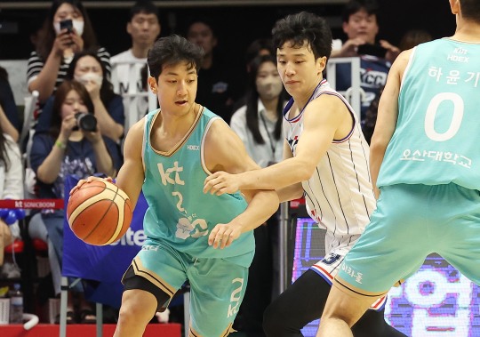 FA 최대어 허훈, 형 허웅 있는 KCC와 5년 8억원 계약..."허재 아들 집결"