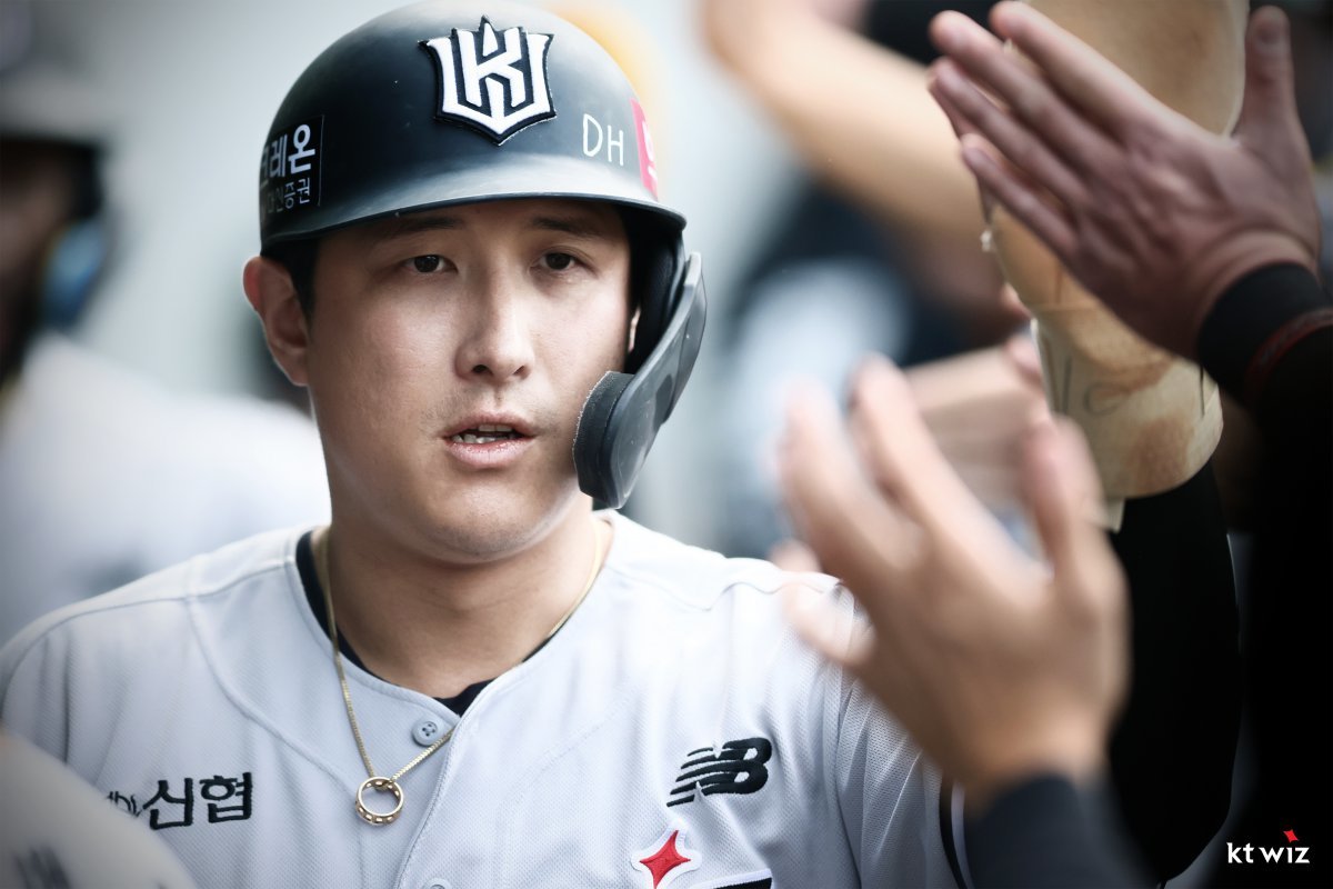 다리 절룩이며 홈 밟은 Kt 황재균 햄스트링 통증으로 교체…“병원 진료 예정” [sd 수원 라이브]