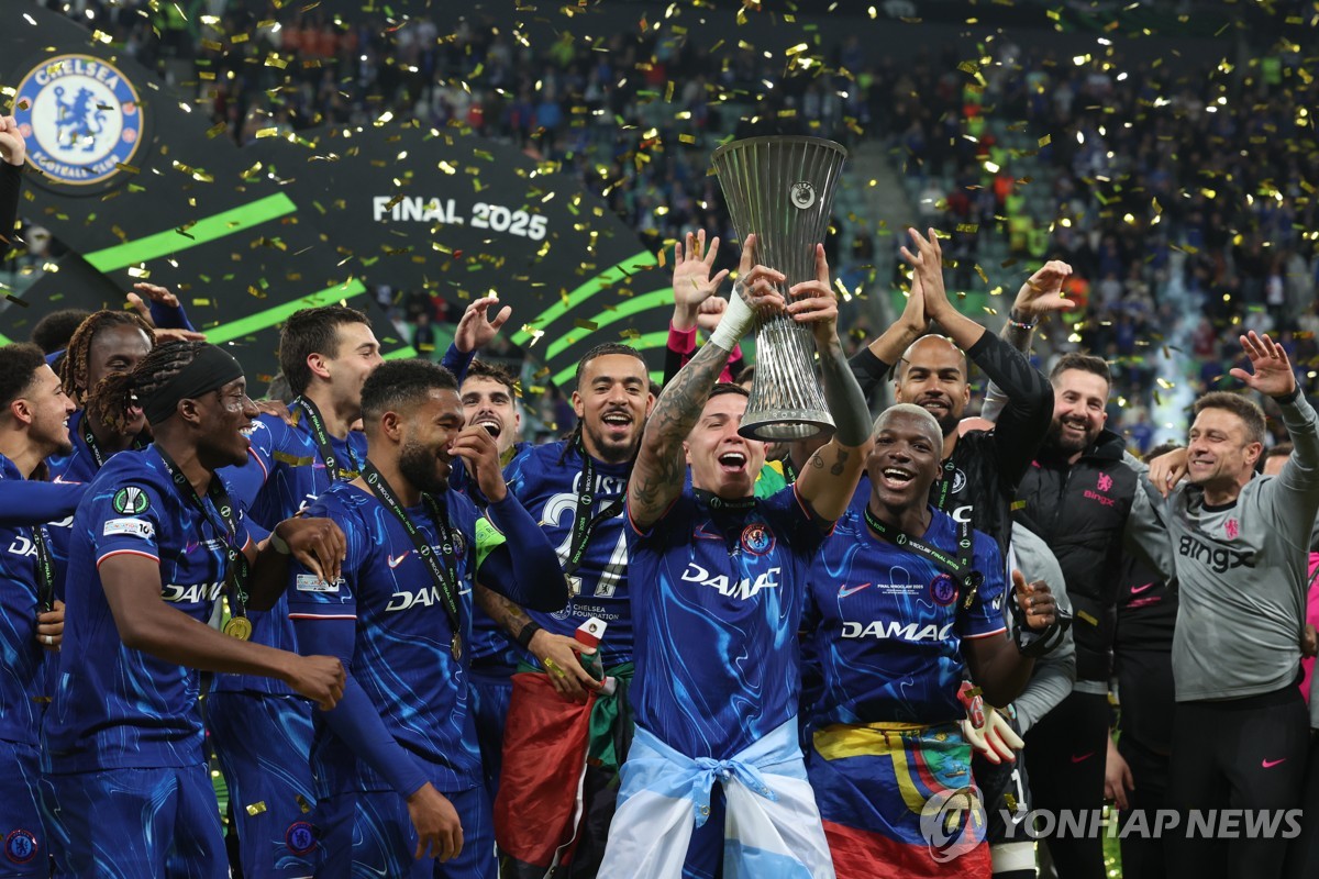 첼시, 후반전 4골 폭발…레알 베티스 꺾고 UECL 정상