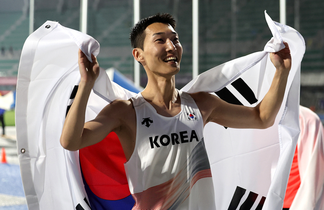 폭우 뚫고 2m29 ‘훌쩍’… 우상혁, 亞선수권 2연패