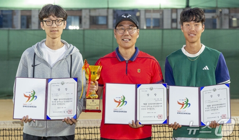 테니스로 같은 꿈꾸는 칠곡군 삼부자…아버지·두 아들 도민체전 '금'