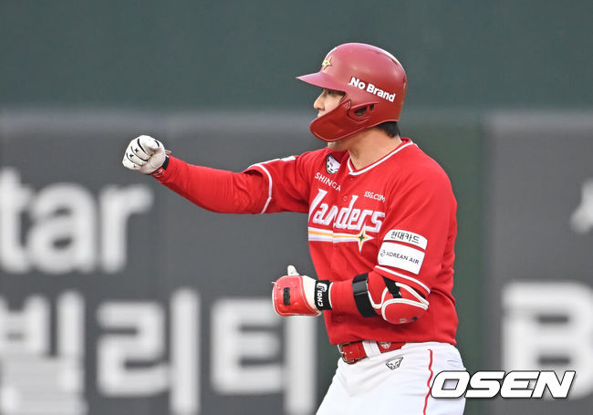 롯데 1사 만루 병살타→SSG 9회 폭투 결승점...SSG 4-3 신승, 롯데 3연속 루징시리즈 [부산 리뷰]