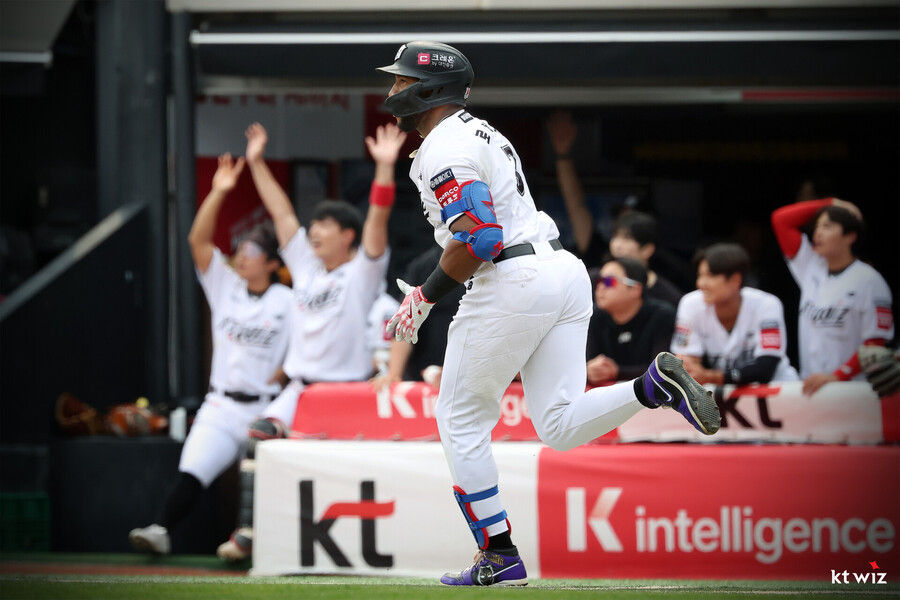 "내가 2할대라니…" 충격에 특타까지, KBO 172홈런 레전드 외인거포가 살아난 이유