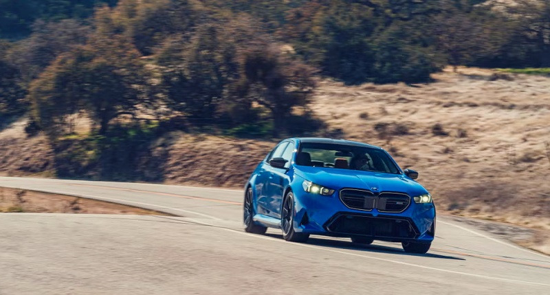 BMW M5, 아우디 RS7, 캐딜락 CT5-V 블랙윙: 슈퍼 세단 최강자는 누구? | 두맨카