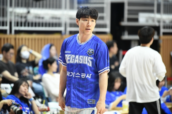 “보상금만 10억 이상, 시장 왜곡돼”…자유 없는 KBL 자유계약, FA 직전 연봉이 더 높은 모순