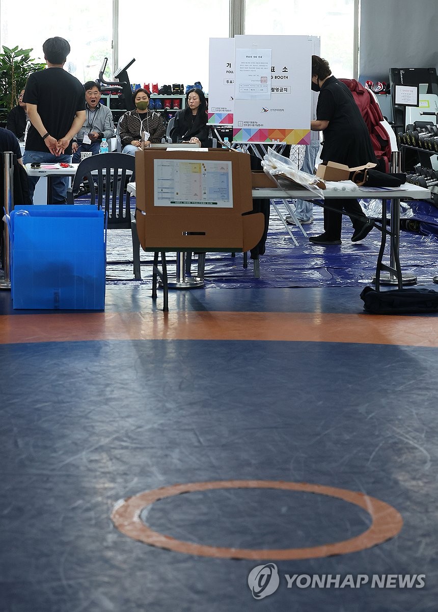 레슬링장에 마련된 투표소