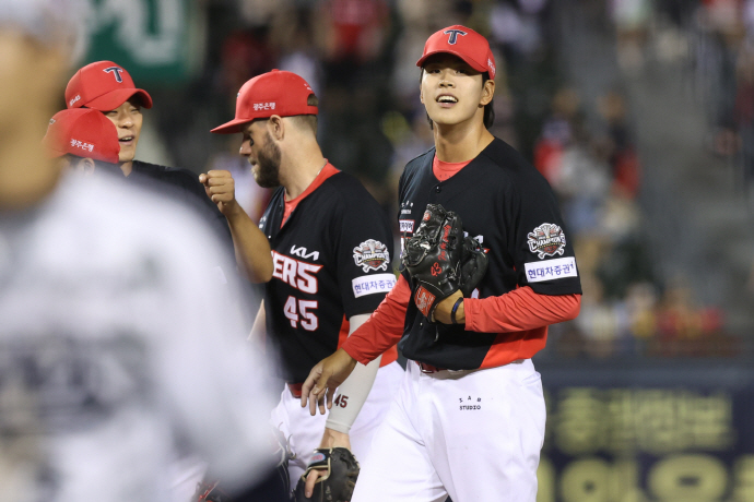 ‘7년 만에 데뷔전’ KIA 홍원빈, ‘154km’ 강속구 뿌렸다