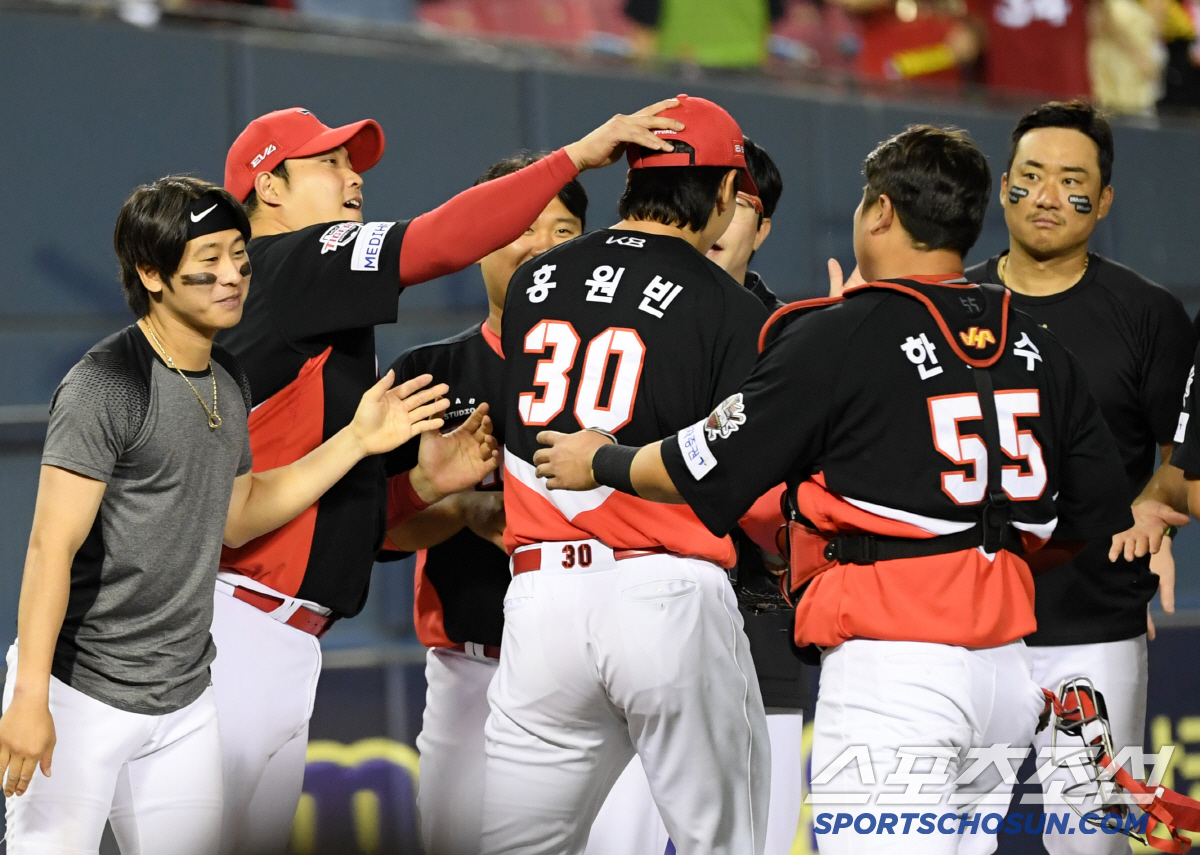 7년 묵은 데뷔전 → 잠실 전광판 '154km 쾅!' 찍히자 3루가 열광했다. KIA팬 설레게 한 '중고 특급신인' 나왔다!