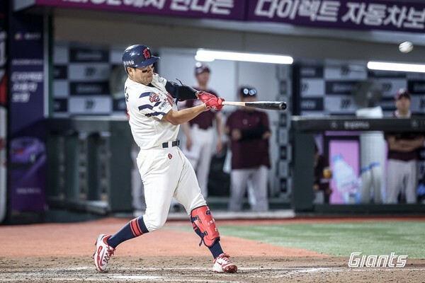 쾅! 드디어 2000안타...전준우, '첫 안타도·2000번째도 오직 사직에서' KBO 역대 20번째·롯데 세 번째 전설 탄생!