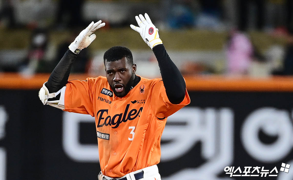 한화 1번타자 '8수' 만에 찾았다! '10G OPS 1.131' 꼴찌 외인 대반전…김경문 감독도 "바꿀 필요 있나" 교체설 진화 [대전 현장]