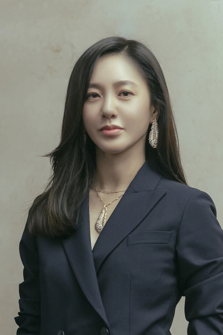 자산이 무려 "1000억이 넘는 중견기업 재벌이랑 사귄지 6개월 만에" 결혼 해버린 여배우 | 나도 알고 너도 알고