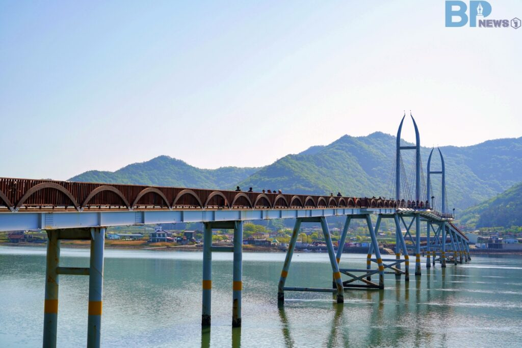 두 개나 되는 출렁다리, 심지어 무료… 휠체어도 편하게 걷는 힐링 코스 | 여행탐구