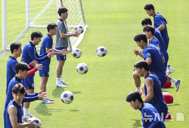 훈련하는 대표팀