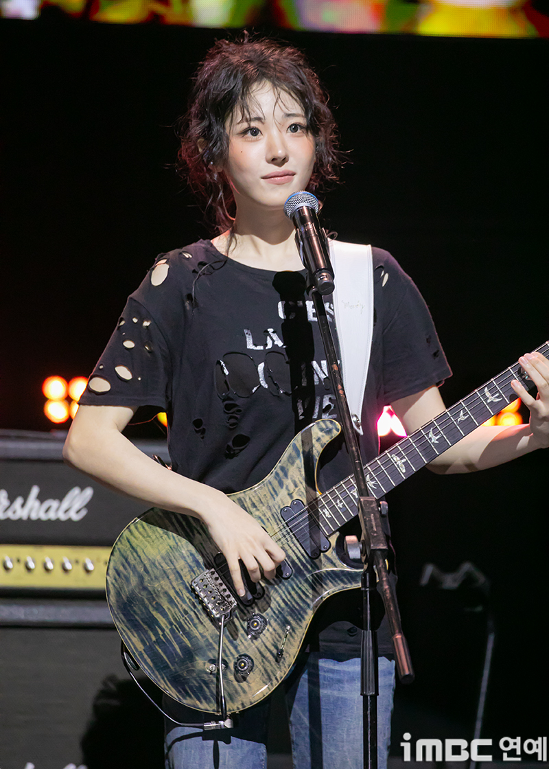 [포토] QWER 히나, 남다른 기타 플레이