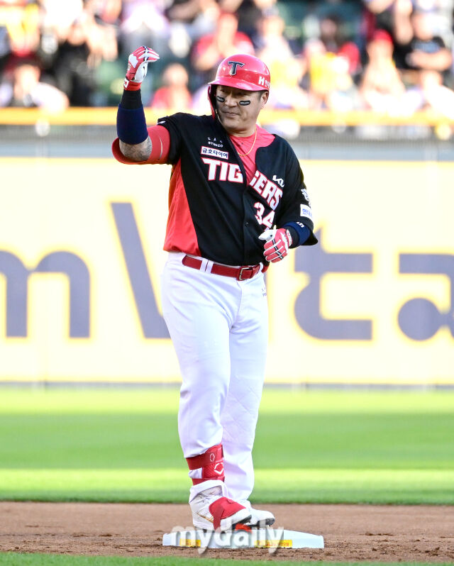 [공식발표] '41세인데 5월 타율 0.407' KIA 최형우, KBO리그 5월 월간 MVP 등극…양현종·박병호 제치고 최다 수상자 등극