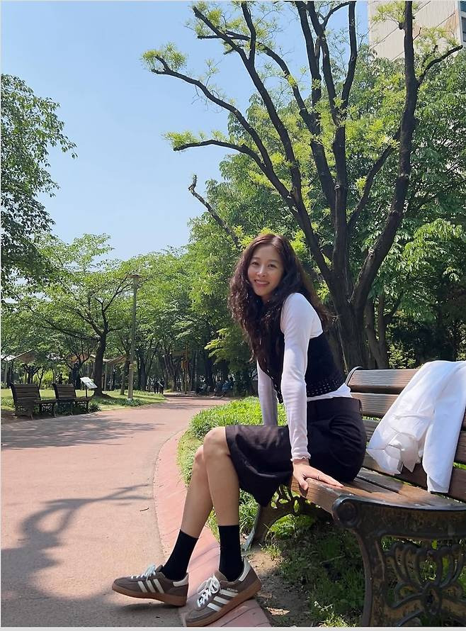 “이 정도면 그냥 모델이지” 170cm·54kg 여배우, 9등신 버뮤다팬츠룩 | 대본은 내운명