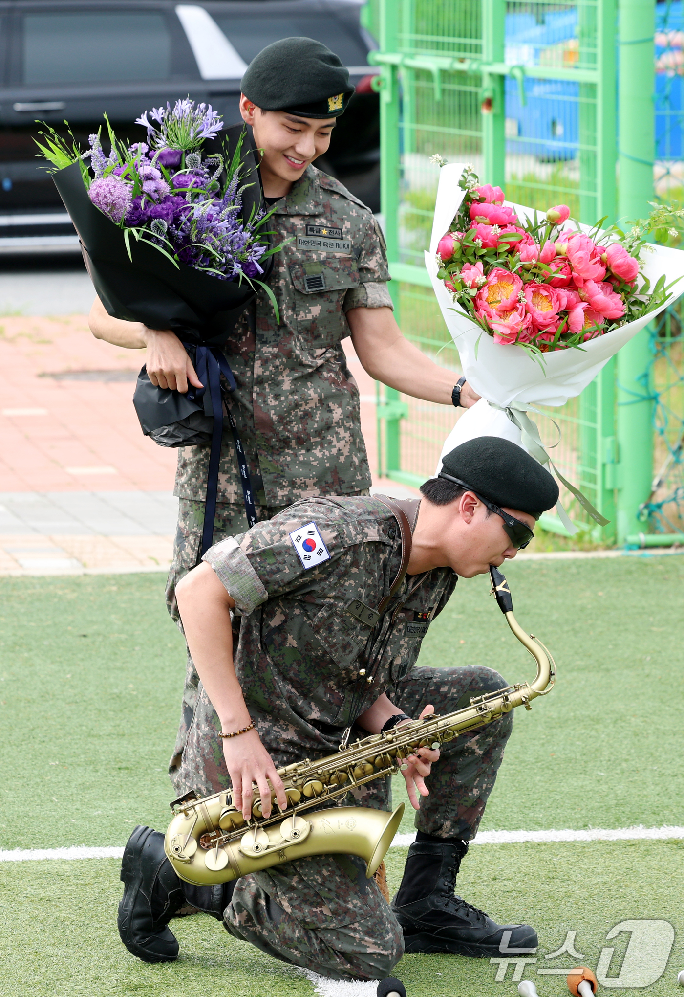 [뉴스1 PICK]BTS RM·뷔, 군 복무 마치고 전역…완전체 복귀 초읽기