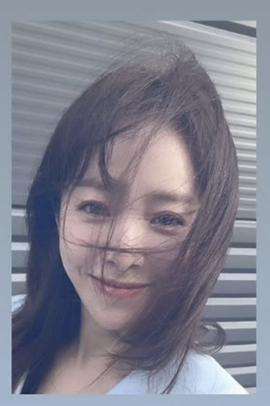 [SCin스타] 한지민, ‘미혼남녀의 효율적 만남’ 현장 공개…박성훈과 차기작 기대감 UP