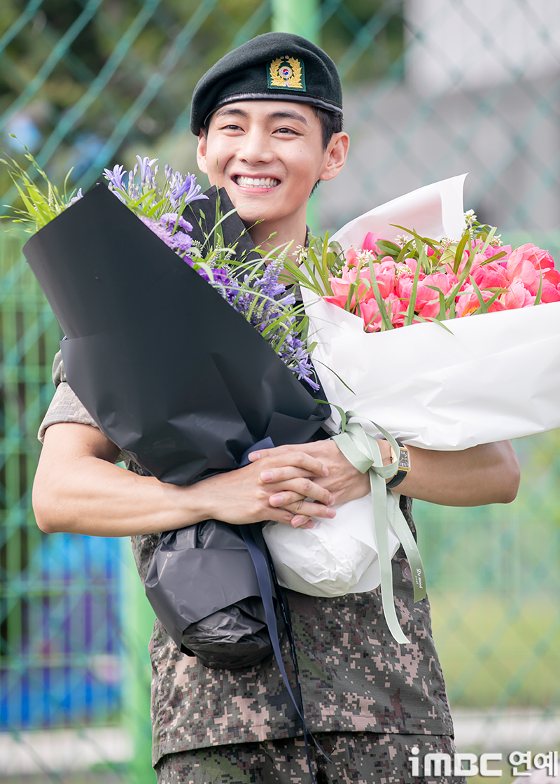 [포토] BTS 뷔, 전역 찐 미소