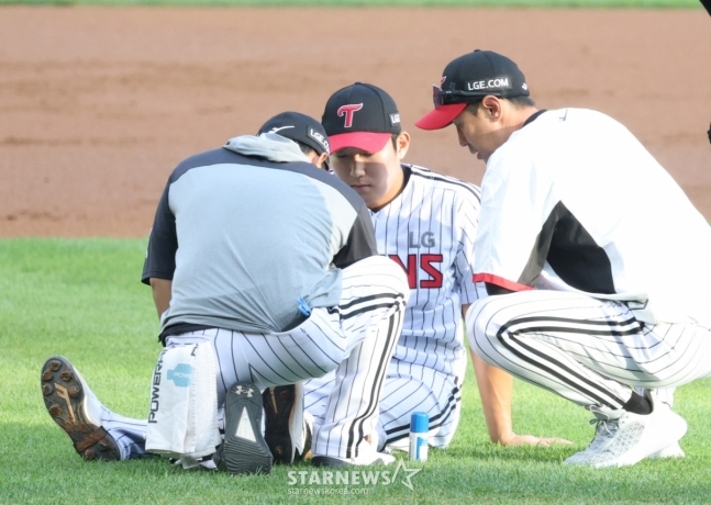 '1위답지 않았다' LG, SSG에 2-6 완패... 10출루 2득점 빈공에 황당 수비까지 '이길 수가 없네' [잠실 현장리뷰]