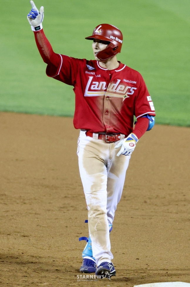 '1위답지 않았다' LG, SSG에 2-6 완패... 10출루 2득점 빈공에 황당 수비까지 '이길 수가 없네' [잠실 현장리뷰]