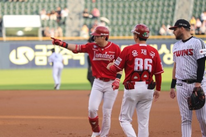 '이적생, 복덩이 되나' NC 창단 멤버 김성욱, SSG 첫 선발 출전에 3안타 2타점 1득점 펄펄