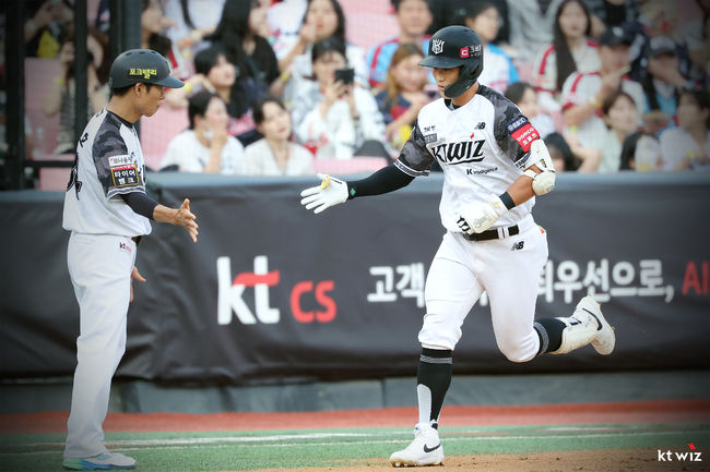 “내 자리 영원할 줄 알았는데…” 부동의 중견수→타율 1할대→벤치 전락, 배정대 시련 속에서 무엇을 얻었나